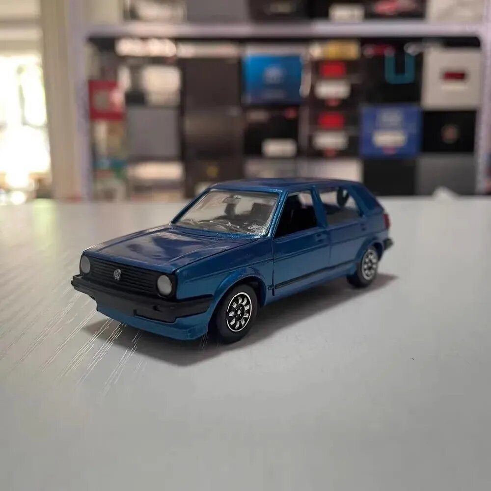 Масштабная модель Schabak Volkswagen VW Golf MK2 1:43 синего цвета