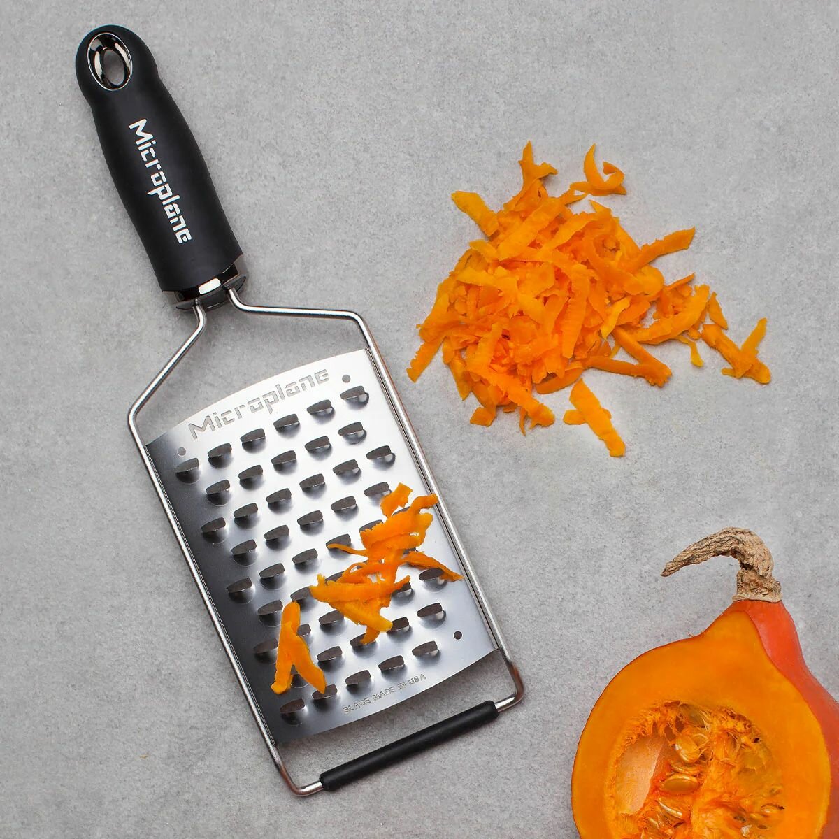 Сверхгрубая терка Microplane Gourmet Ultra Coarse серии Gourmet - Прочная терка для сыра и овощей из нержавеющей стали с нескользящей ручкой для кухни, профессионального приготовления пищи.