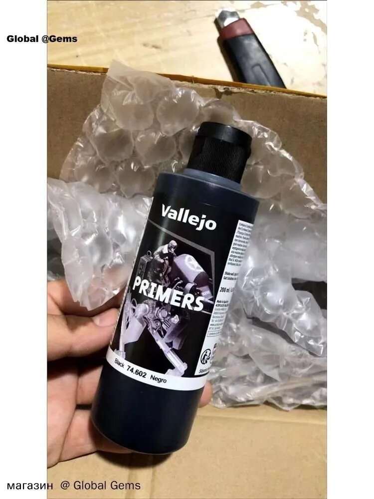 Грунт Vallejo Surface Primer Black 74602 (200 мл) - Аэрозольный акриловый грунт для моделей — фото 1
