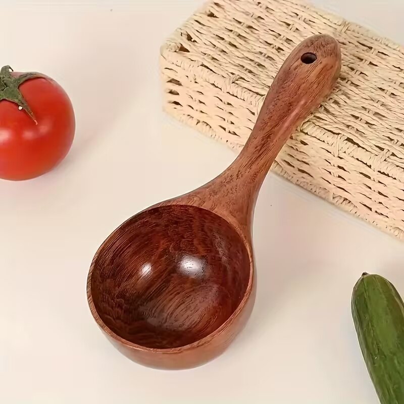 Большая деревянная кухонная ложка для готовки и подачи супа