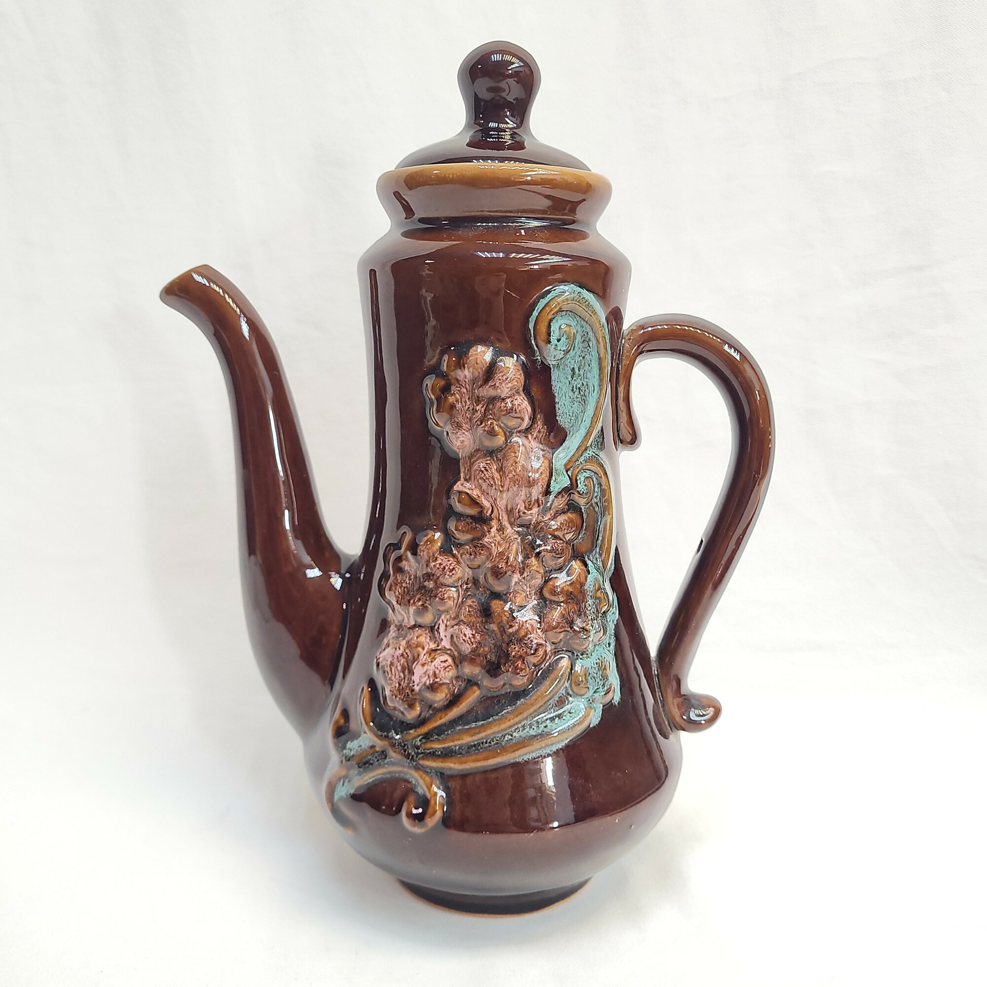 Кофейник винтажный, СССР. Керамика, с крышкой, коричневый рельефный декор с цветами
