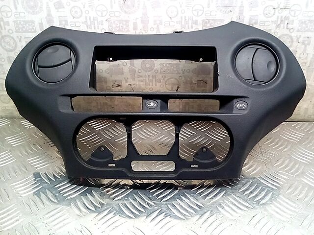 Дефлектор обдува салона / 378123 55405-0d130 554050D130B0 для Toyota Yaris 1 (с пробегом)