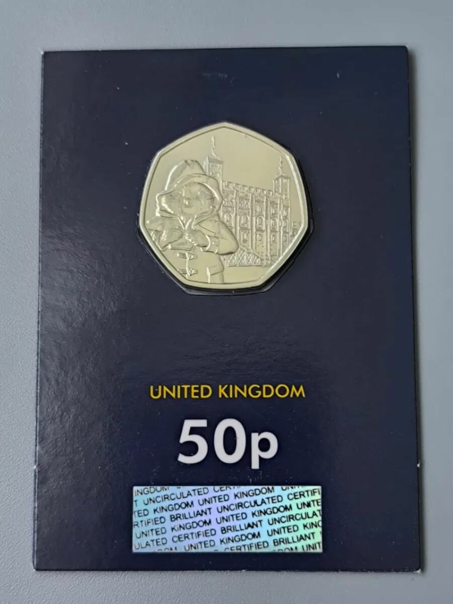Монета 50 пенсов Великобритания, 2019 г. "Медведь Паддингтон у Тауэра"