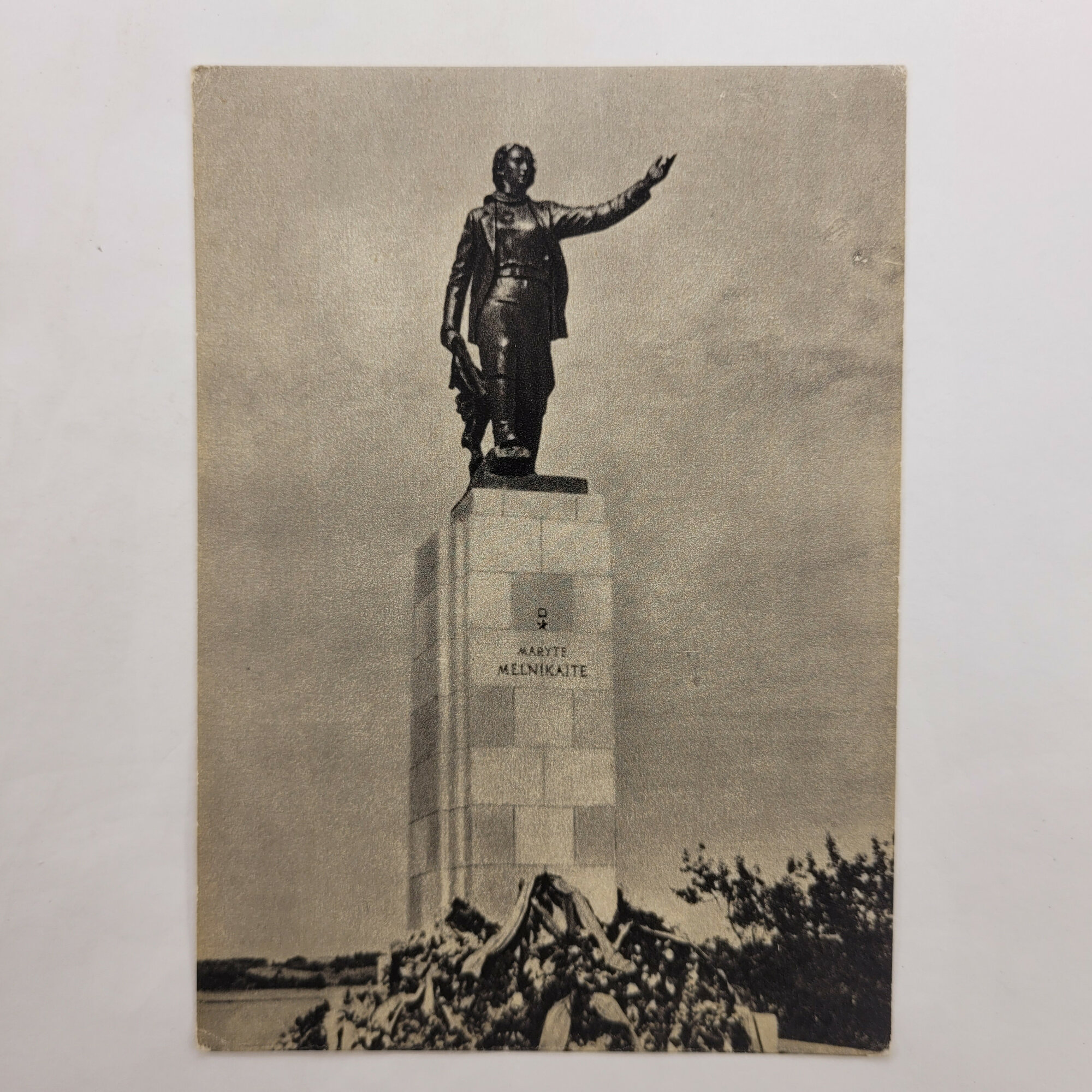 Открытка советская СССР. Памятник Герою Советского Союза Марите Мельникайте. Винтаж