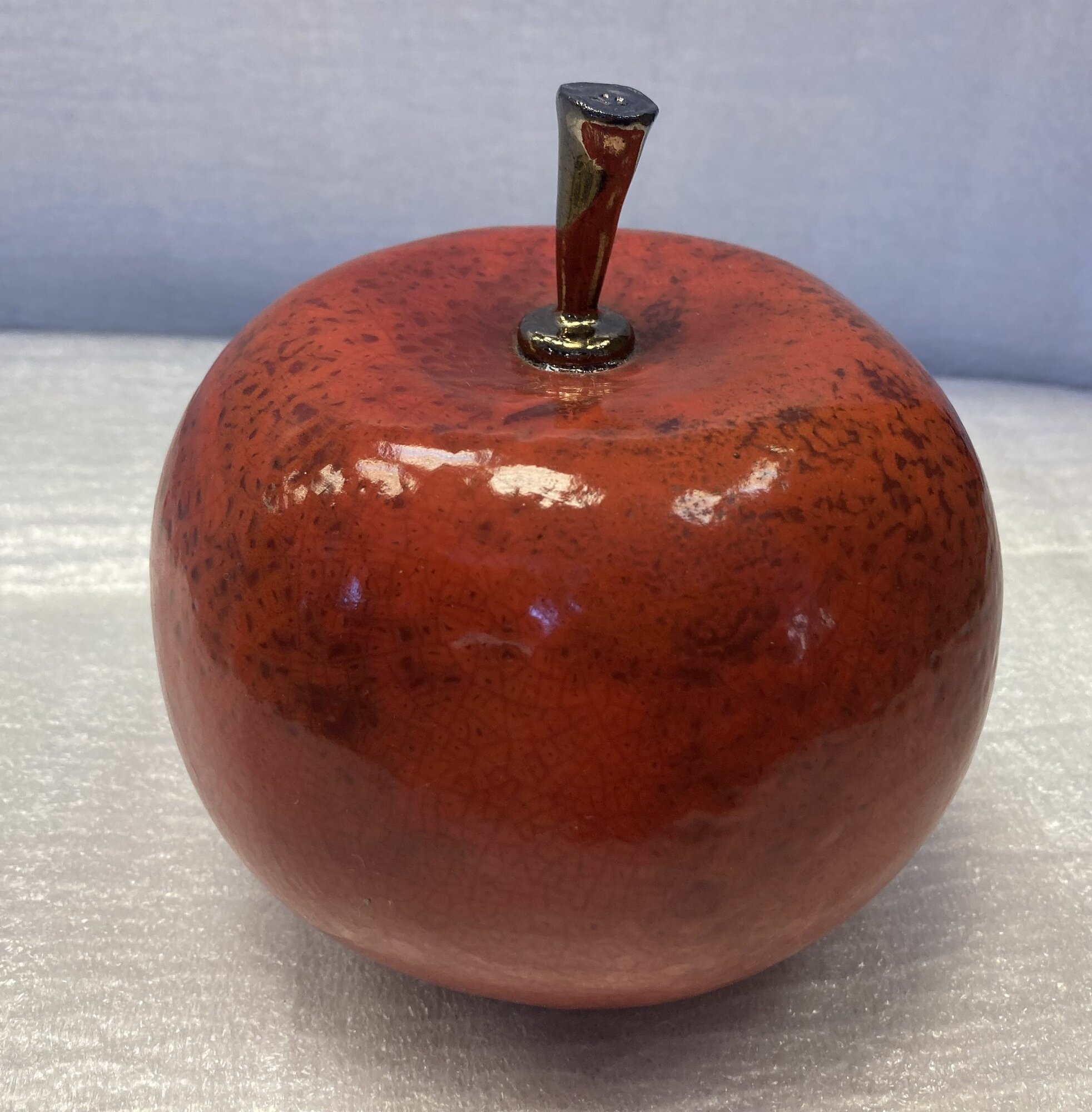 Дизайнерская работа "Яблоко алое", 13x10,5х10,5 см; керамика, ручная авторская работа