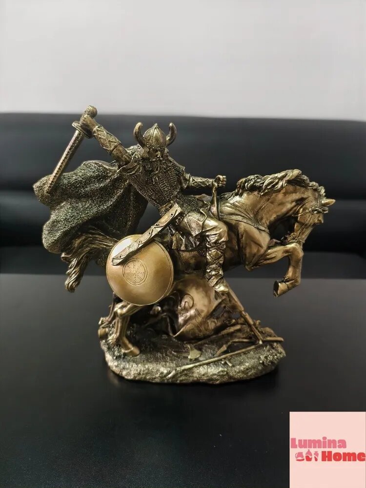 Сувенирная декоративная фигурка "Викинг на коне", смола, ростовая статуэтка