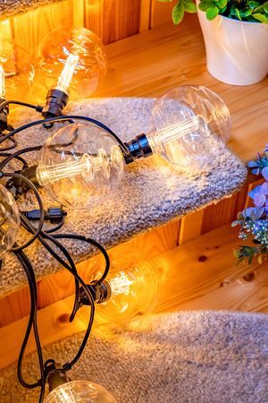 Светодиодная гирлянда из лампочек палла ондулата, 10 тёплых белых LED-огней, 5 м, коннектор, чёрный провод, уличная.