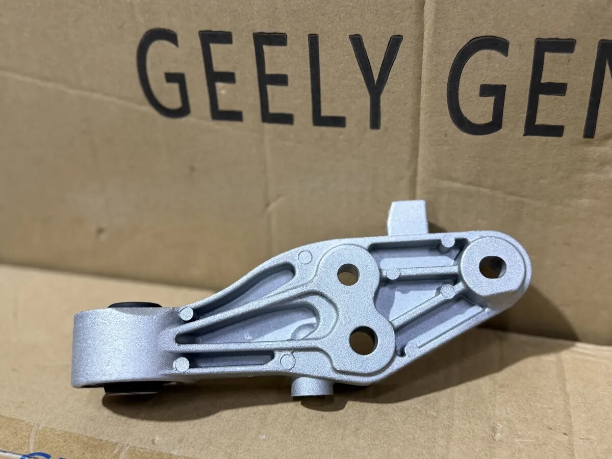 Кронштейн опоры КПП Geely Monjaro KX11