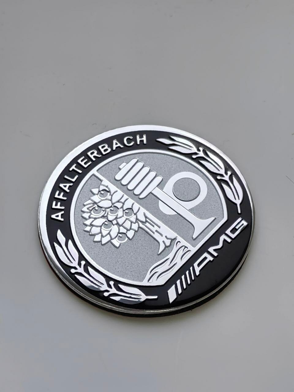 Алюминиевая наклейка 44*44 мм. Mercedes AMG Affalterbach АМГ эмблема наклейка на авто Мерседес 1 шт.