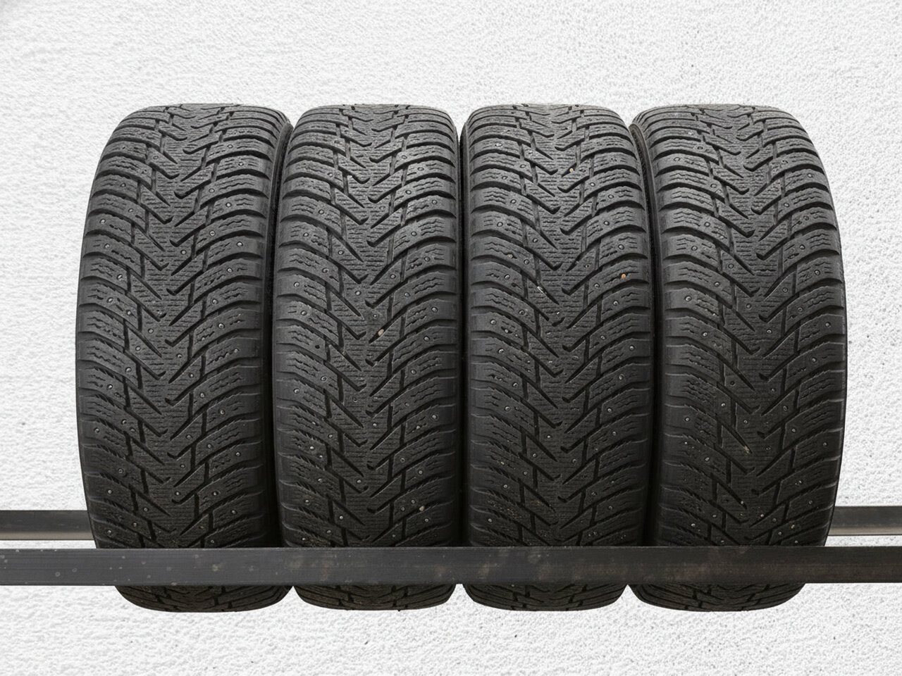 Зимние шины шипованные Nokian Tyres Hakkapeliitta 8 SUV 225/60 R17 30% износ TSB056118