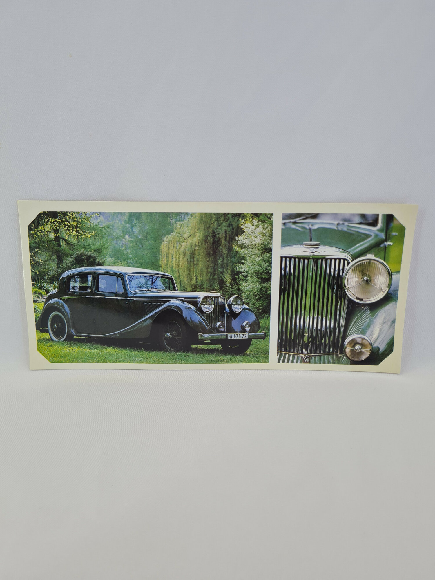 Открытка старинная. Jaguar SS Saloon, ретро автомобиль в парке, описание модели на обороте
