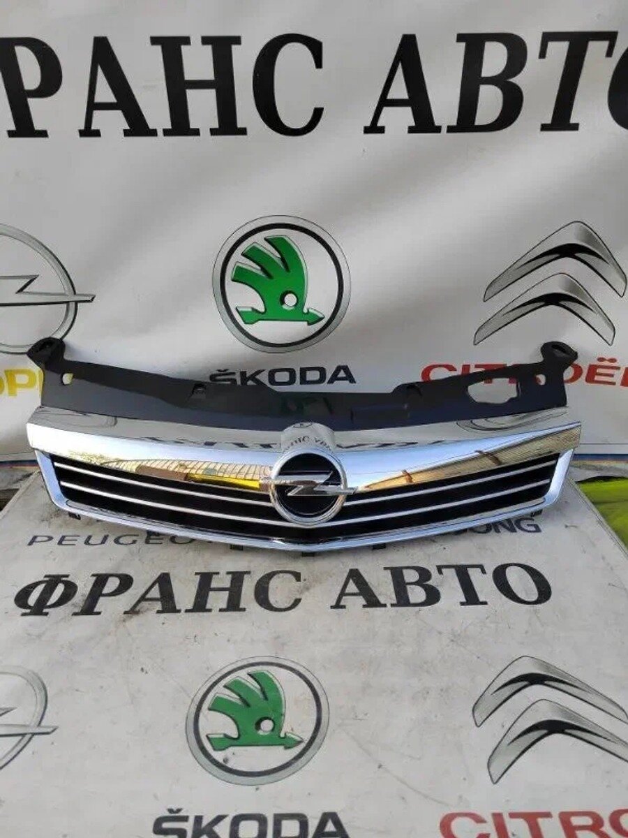 Решетка радиатора Opel Astra H 2007-2014 с хромированной окантовкой