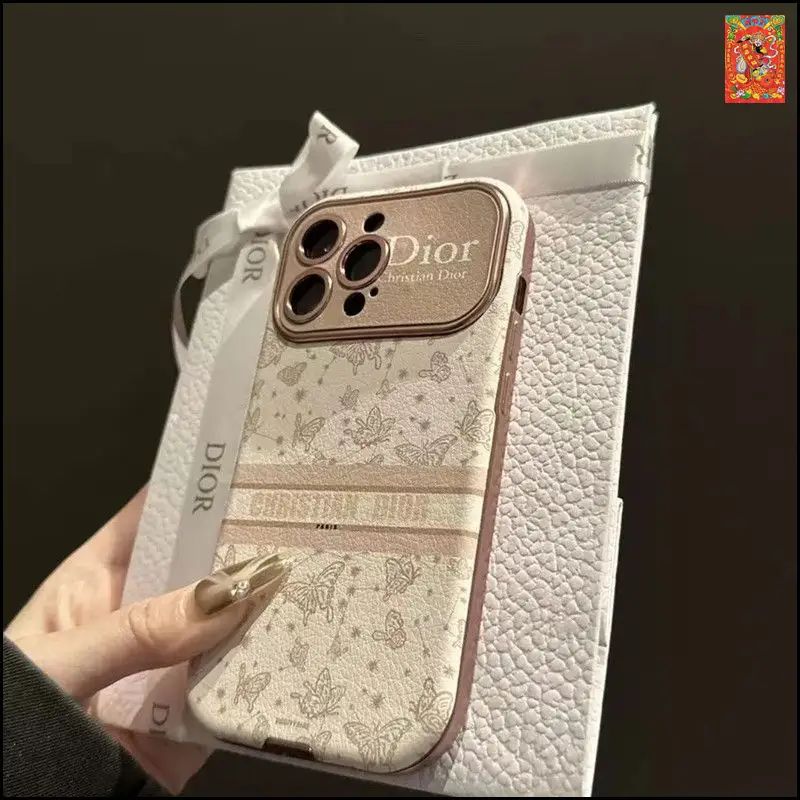 Чехол для Apple iPhone 13 DIOR Флип Белый Пластиковый с защитой камеры и стильным дизайном — фото 1