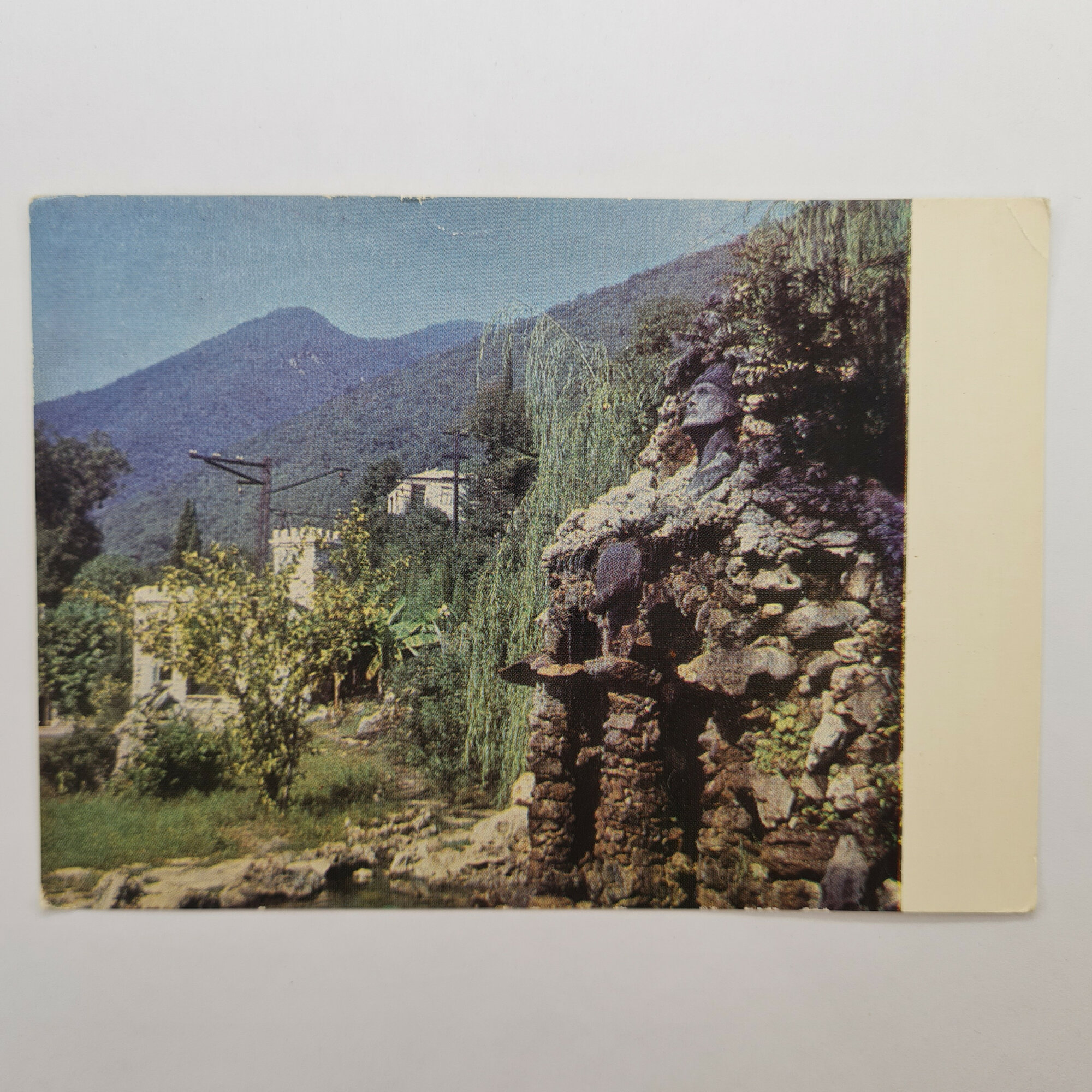 Открытка советская СССР. Гагра, памятник Шота Руставели, горный пейзаж, архитектура. винтаж