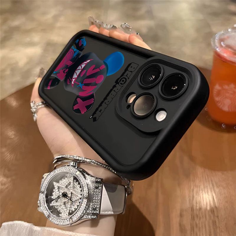 Чехол на Айфон 15 Про / iPhone 15 Pro чёрный с Безжалостный медведь силиконовый ударопрочный