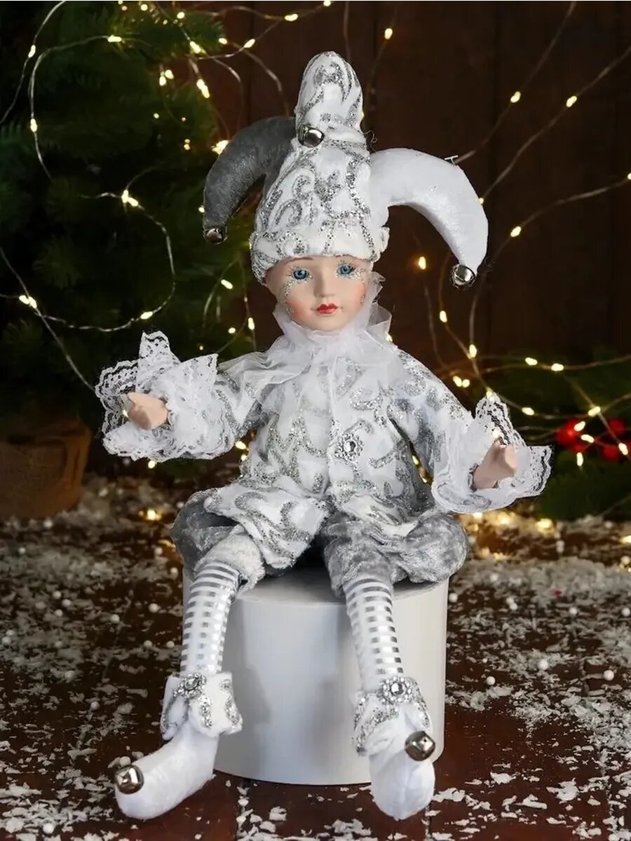 Новогодний шут в нарядном костюме
