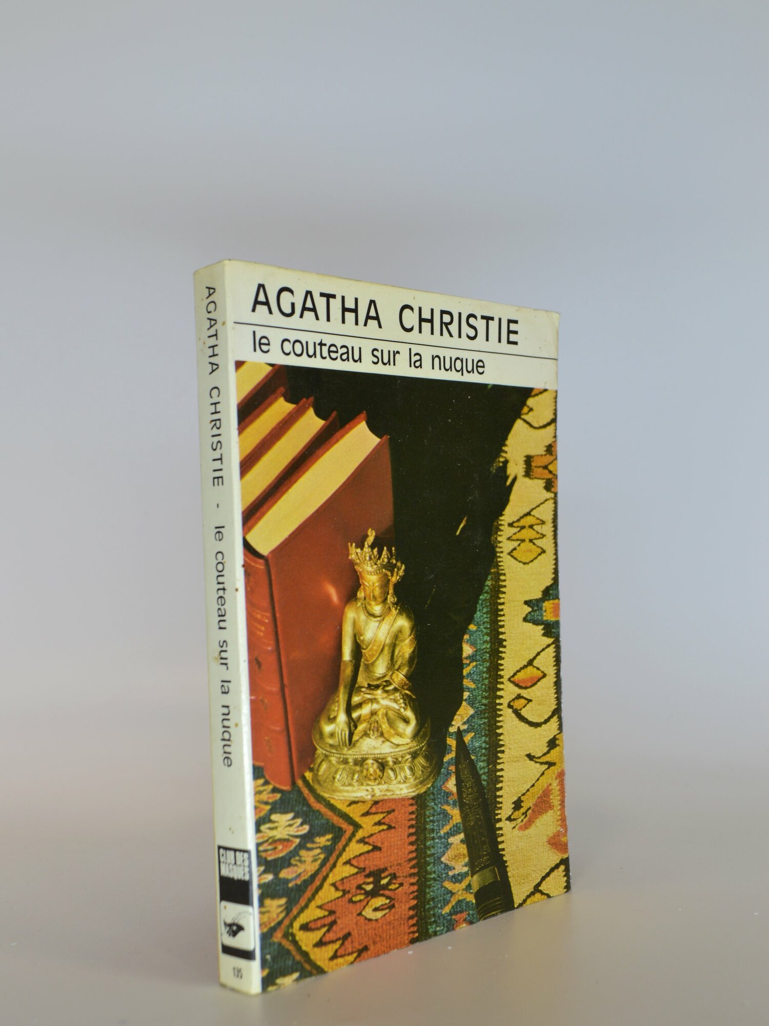 Le couteau sur la nuque. Agatha Christie. Букинистическая книга в отличном состоянии.