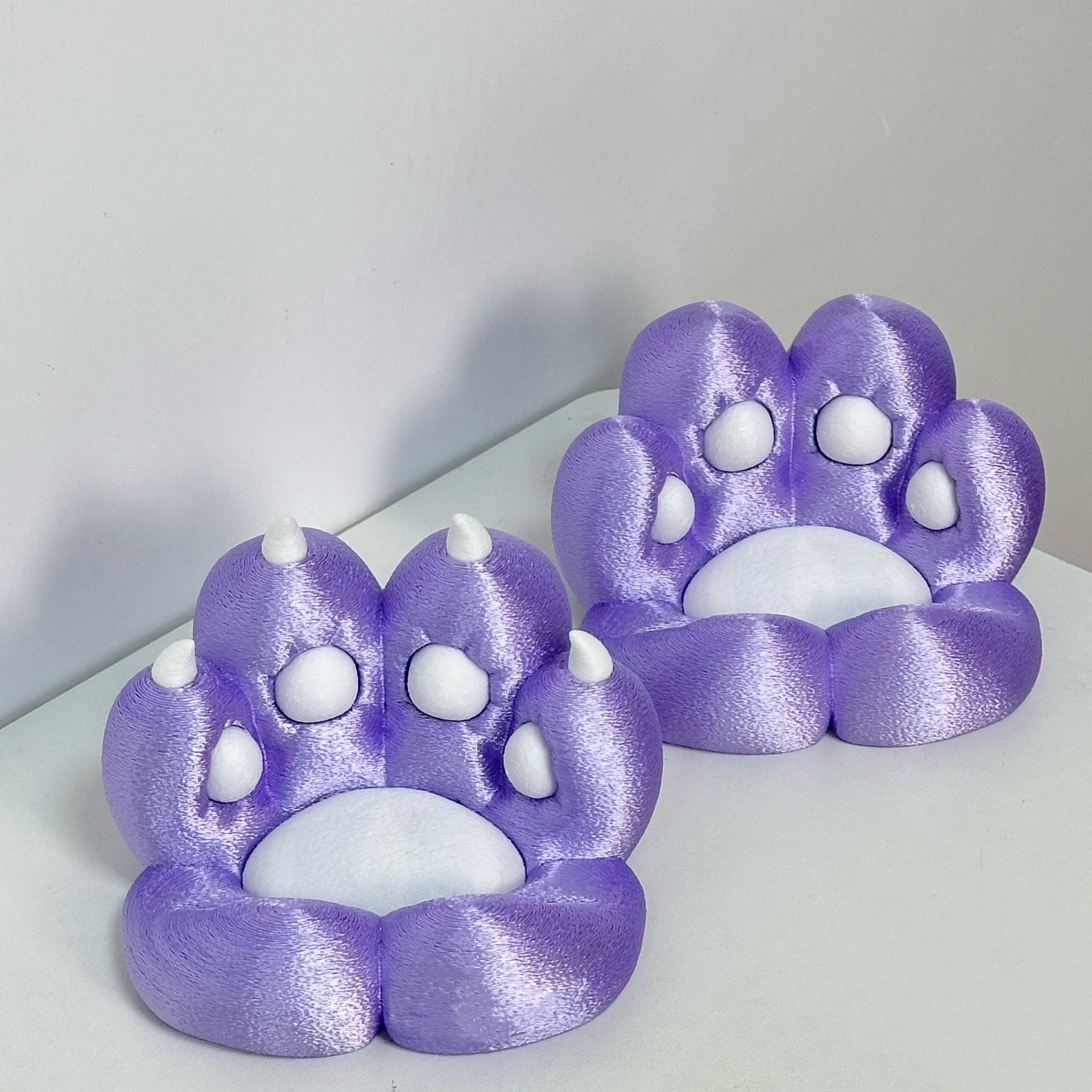 Держатель для телефона и планшета с кошачьей лапкой - фиолетовый белый с ногтями, 12,5 см ширина x 8 см высота