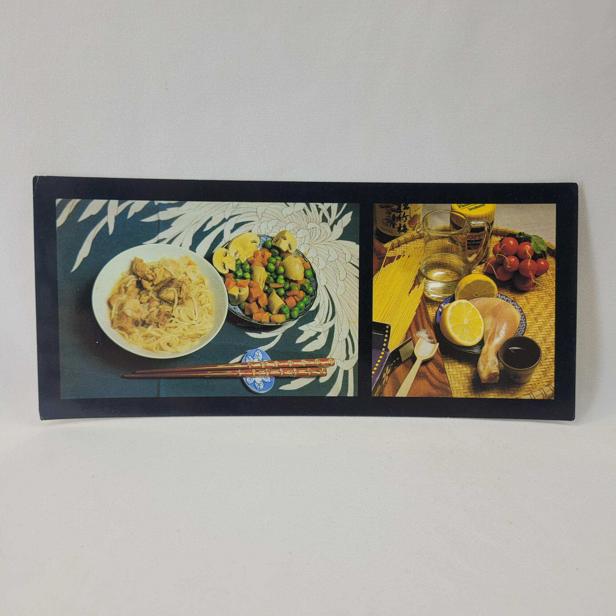 Открытка старинная. Рецепты азиатской кухни с лапшой, овощами и куриным блюдом на столе