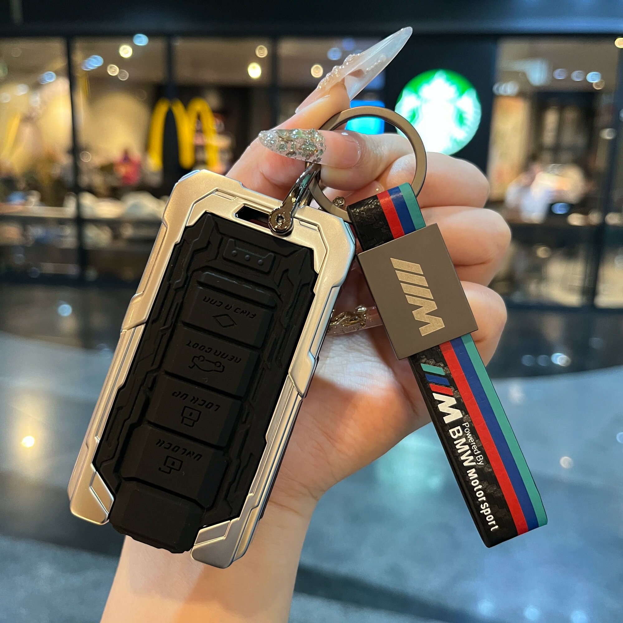 Ключевой чехол BMW 5 Series в классическом стиле с серебристо-черной отделкой и шнуром с M-эмблемой для моделей 530i