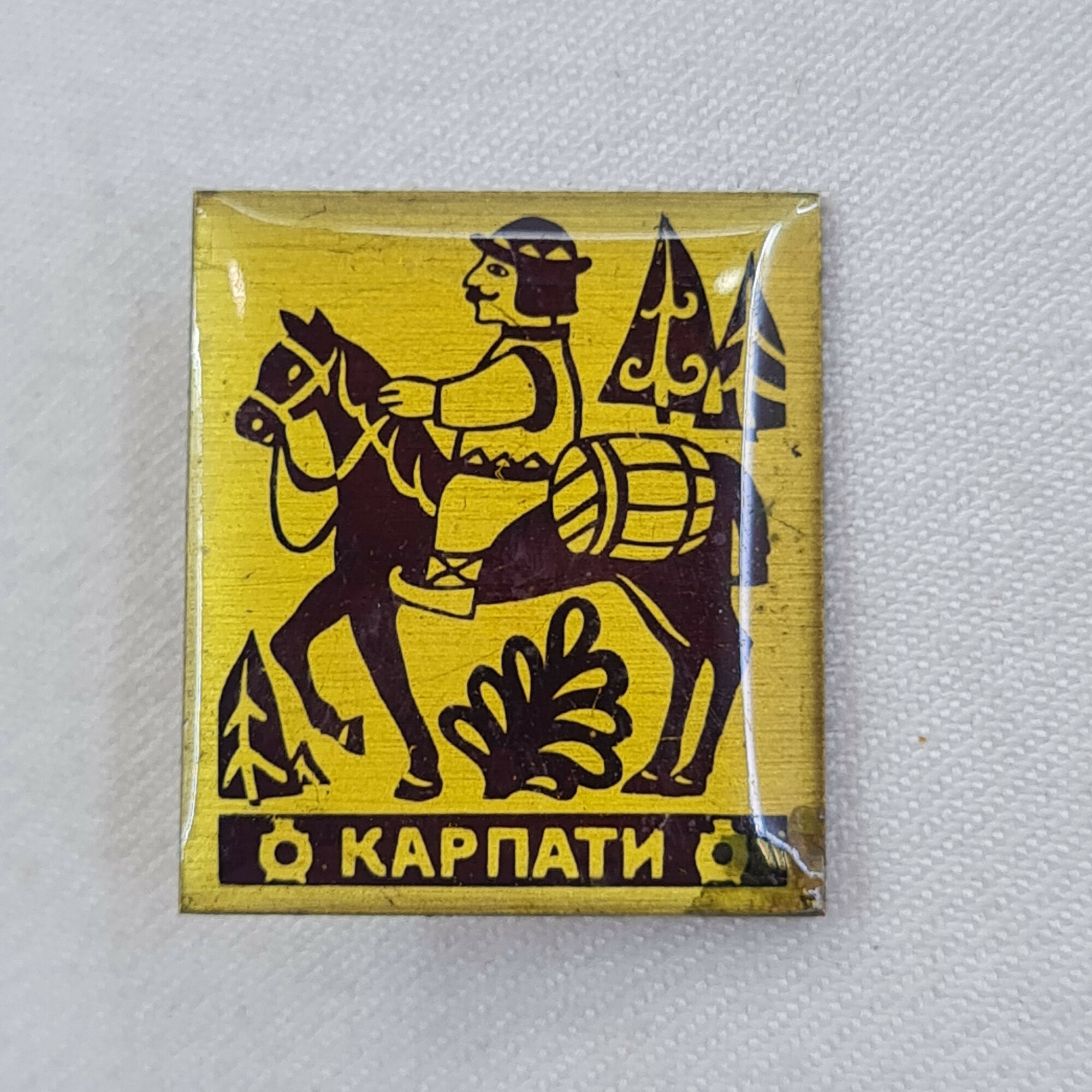 Значок СССР. Карпаты, всадник на лошади, горы и ели, туризм. Винтажный значек.