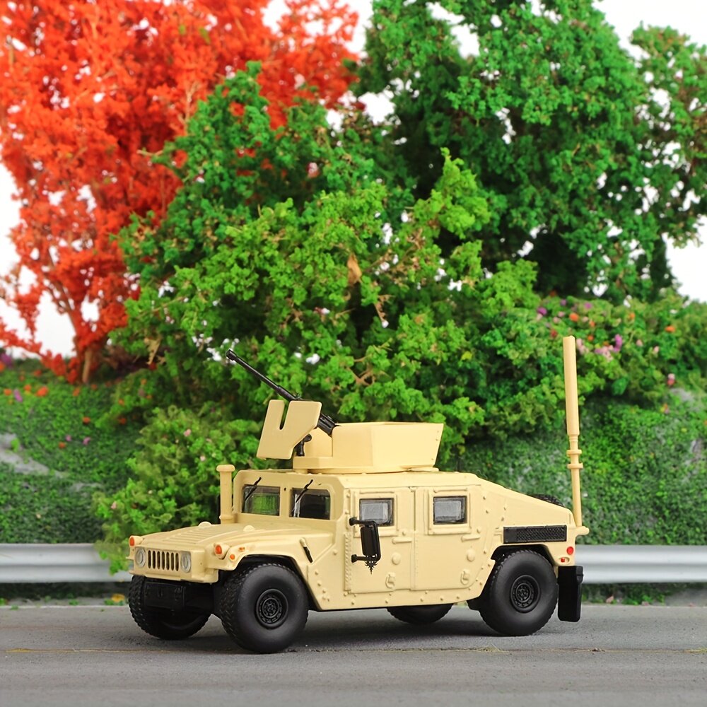 Модель бронетранспортёра в масштабе 1:64 из сплава, жёлтая, с механизмом толкания, военный стиль