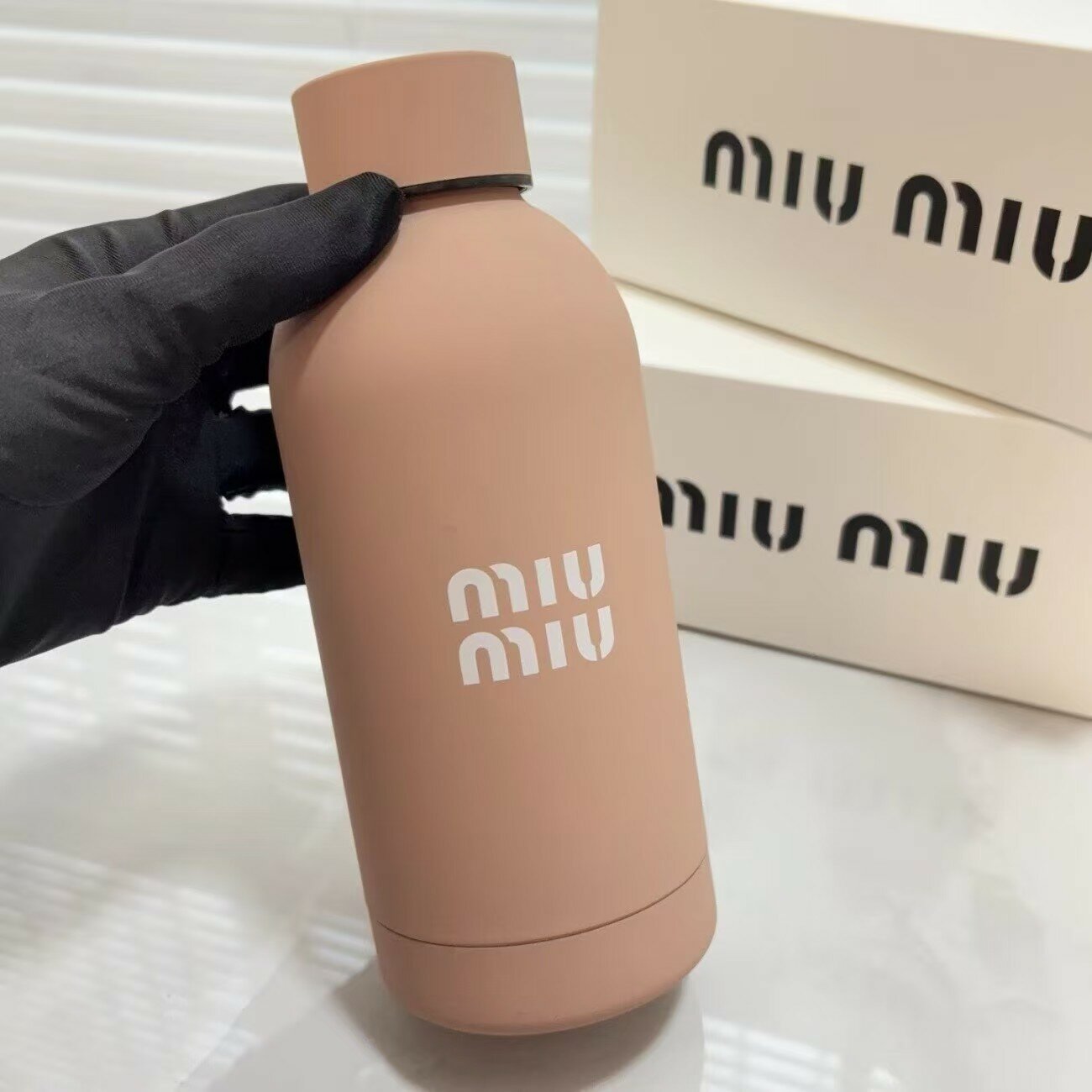 Стильная термобутылка для воды Miu, с вакуумной изоляцией, доступна в различных мягких и ярких цветах.