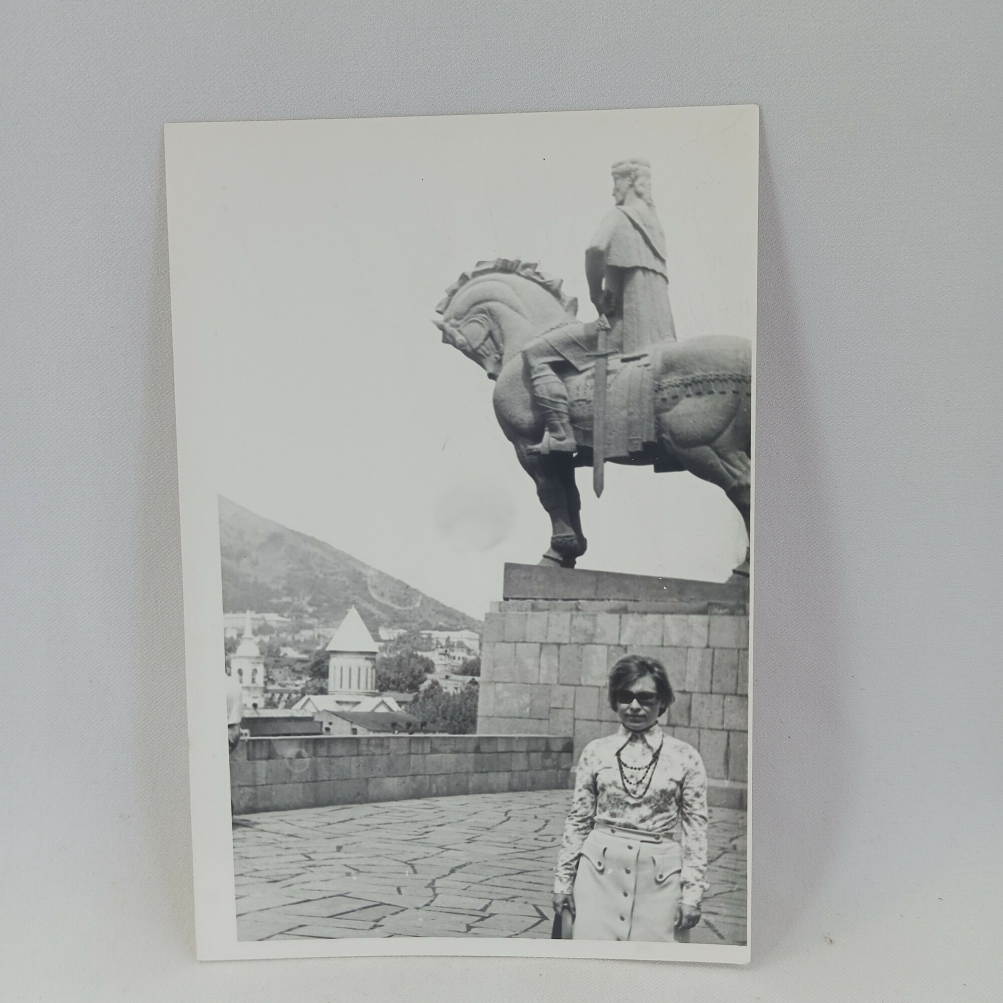 Фотография винтажная, СССР. Чёрно белый снимок девушки у памятника всаднику, печать на бумаге