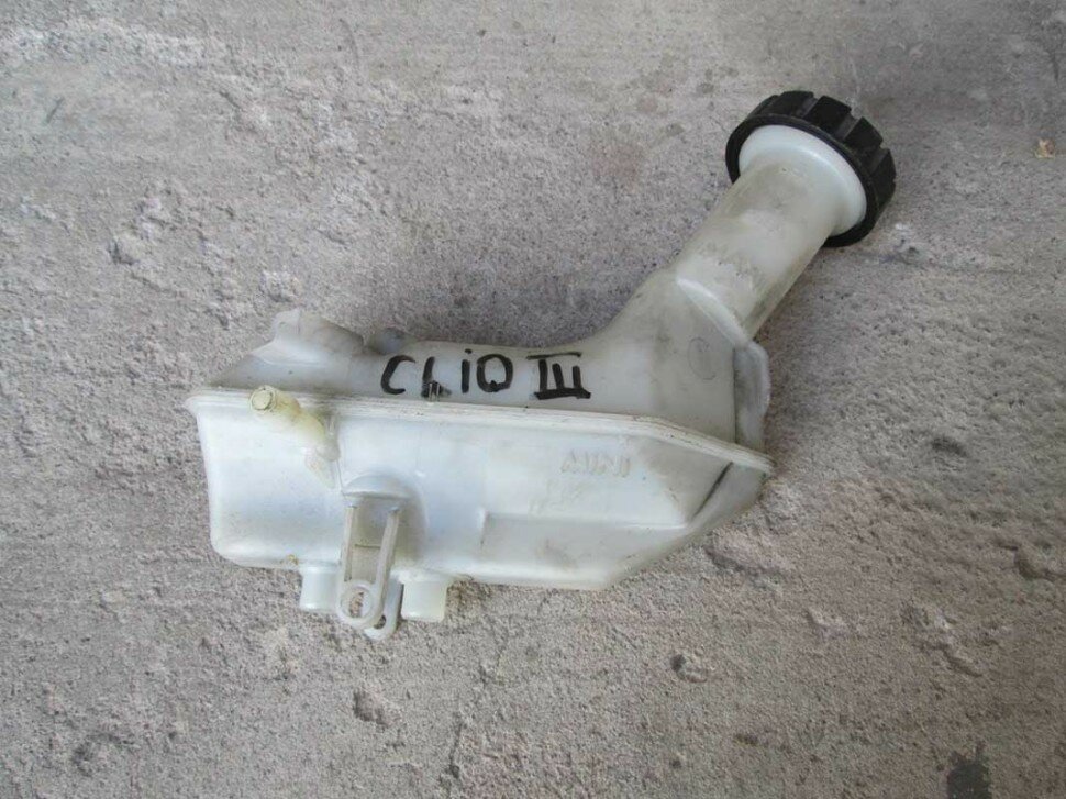 Бачок главного тормозного цилиндра 8200129956C Renault Clio 3 б/у