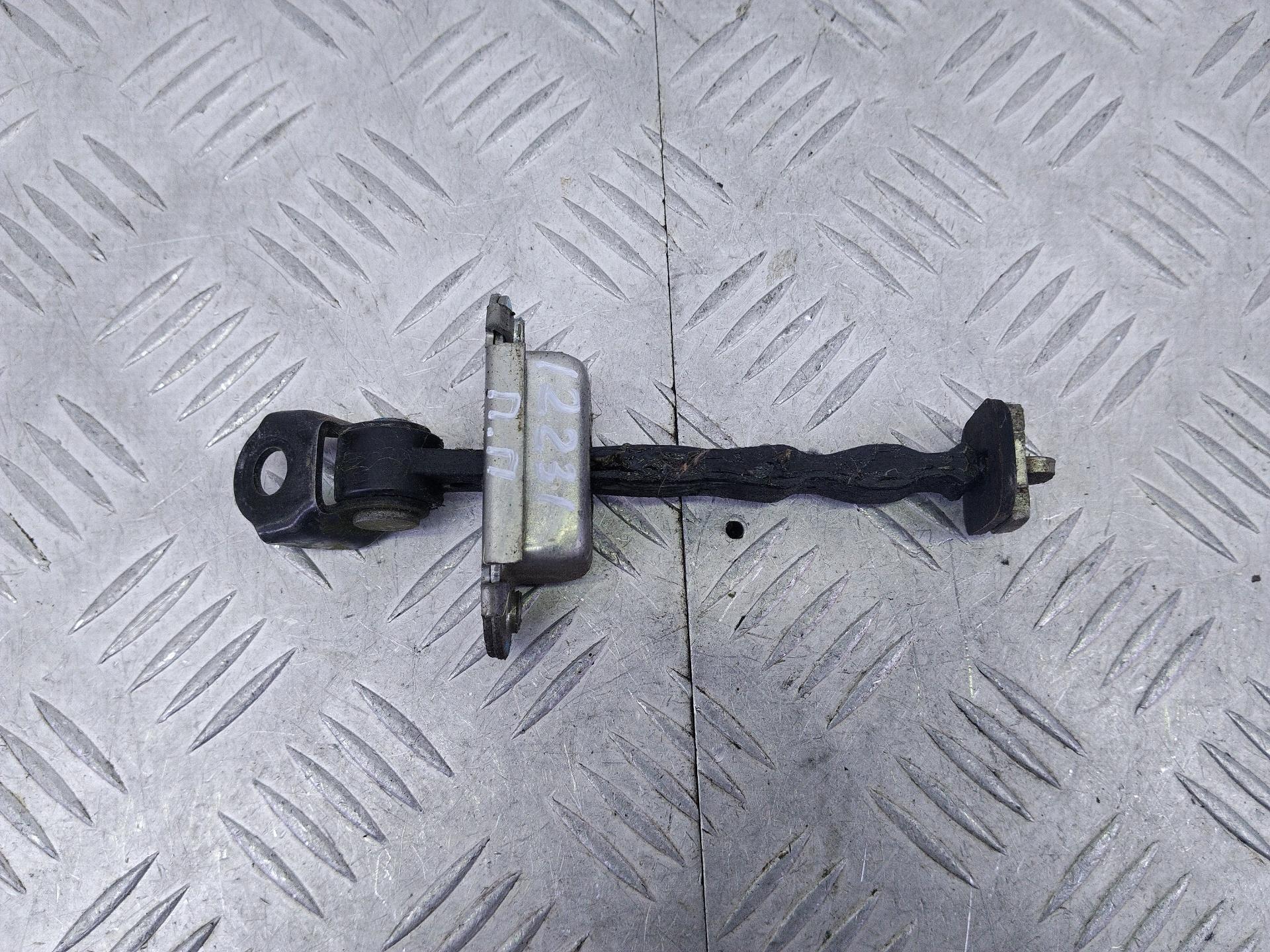 Ограничитель открывания двери передней правой Nissan Micra K13 2011