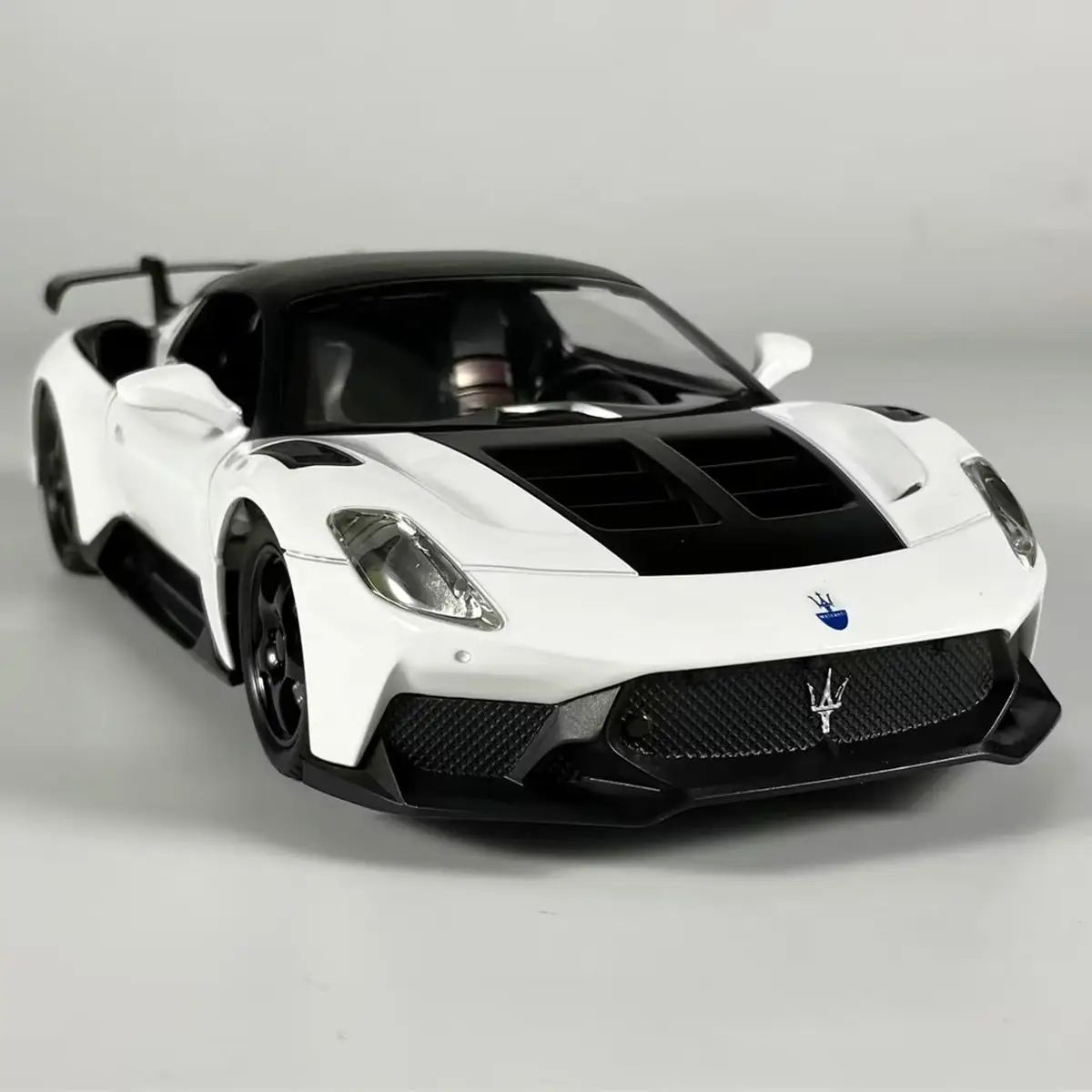 Коллекционная игрушечная машинка Maserati GT2, масштаб 1:24 с премиум звуком и светом, форма для литья металлов