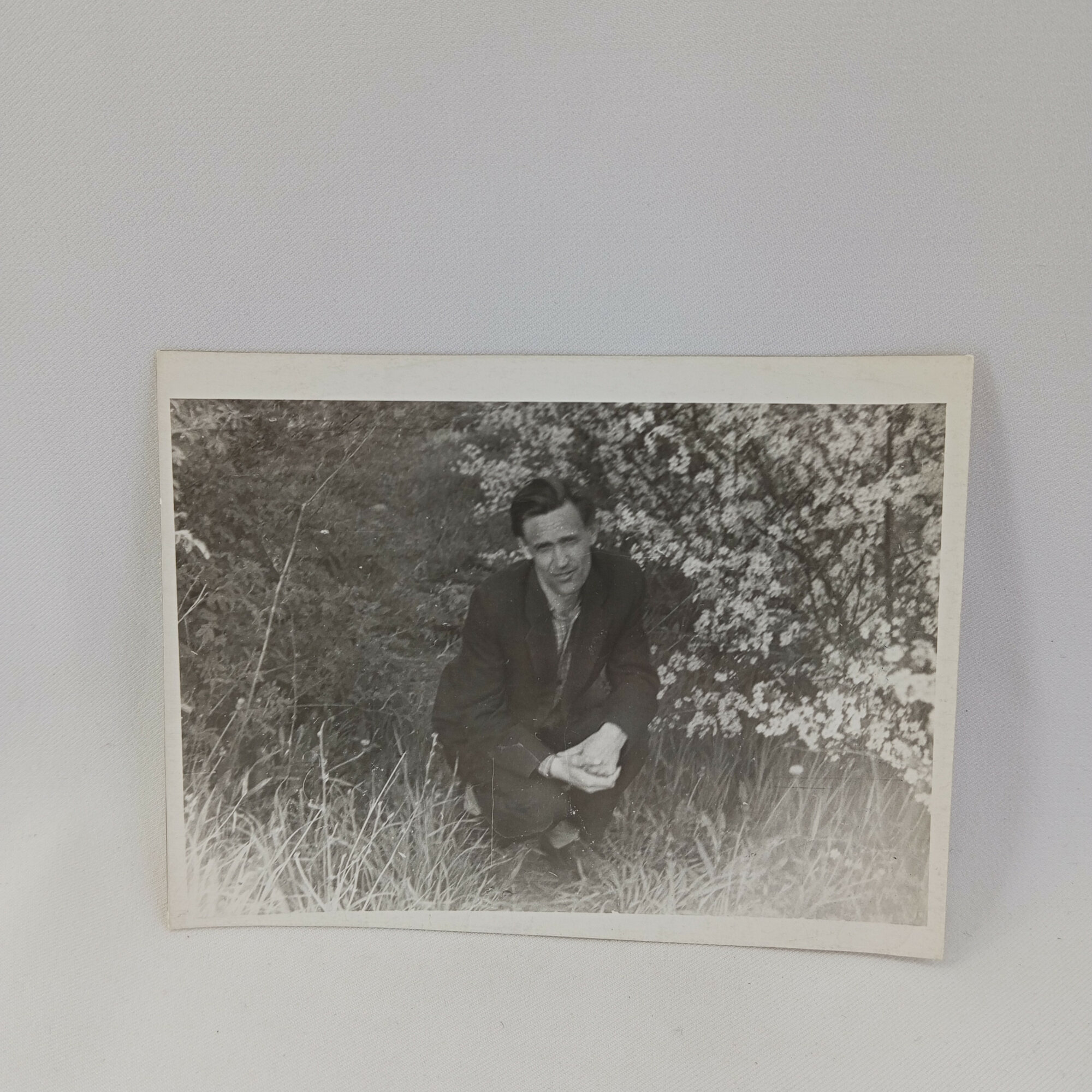 Фотография винтажная, СССР. Мужчина на природе, черно белый снимок с авторской подписью