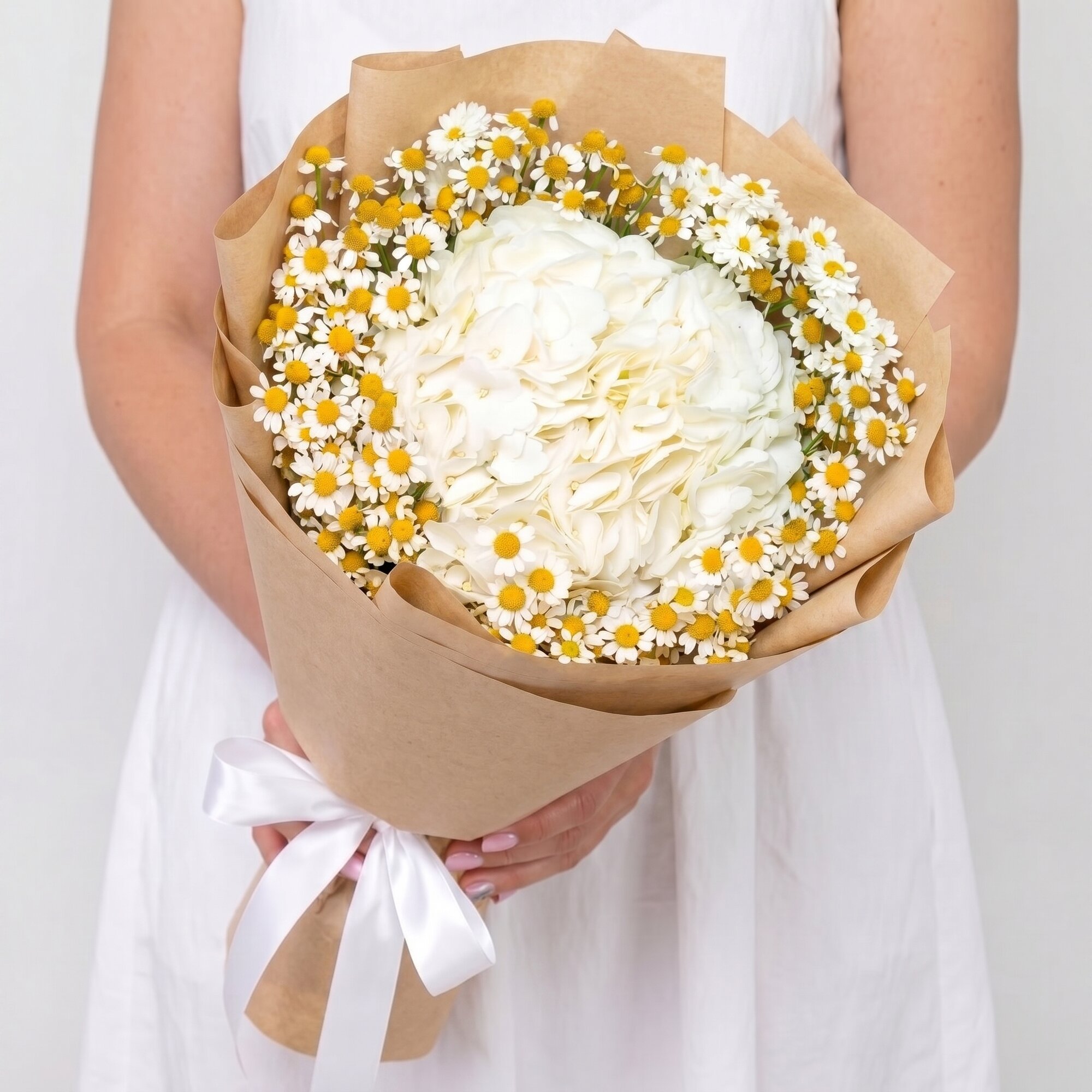 Дуо-букет Мегацвет24 "Белая Гортензия и кустовая Ромашка", белый, дизайнерская упаковка