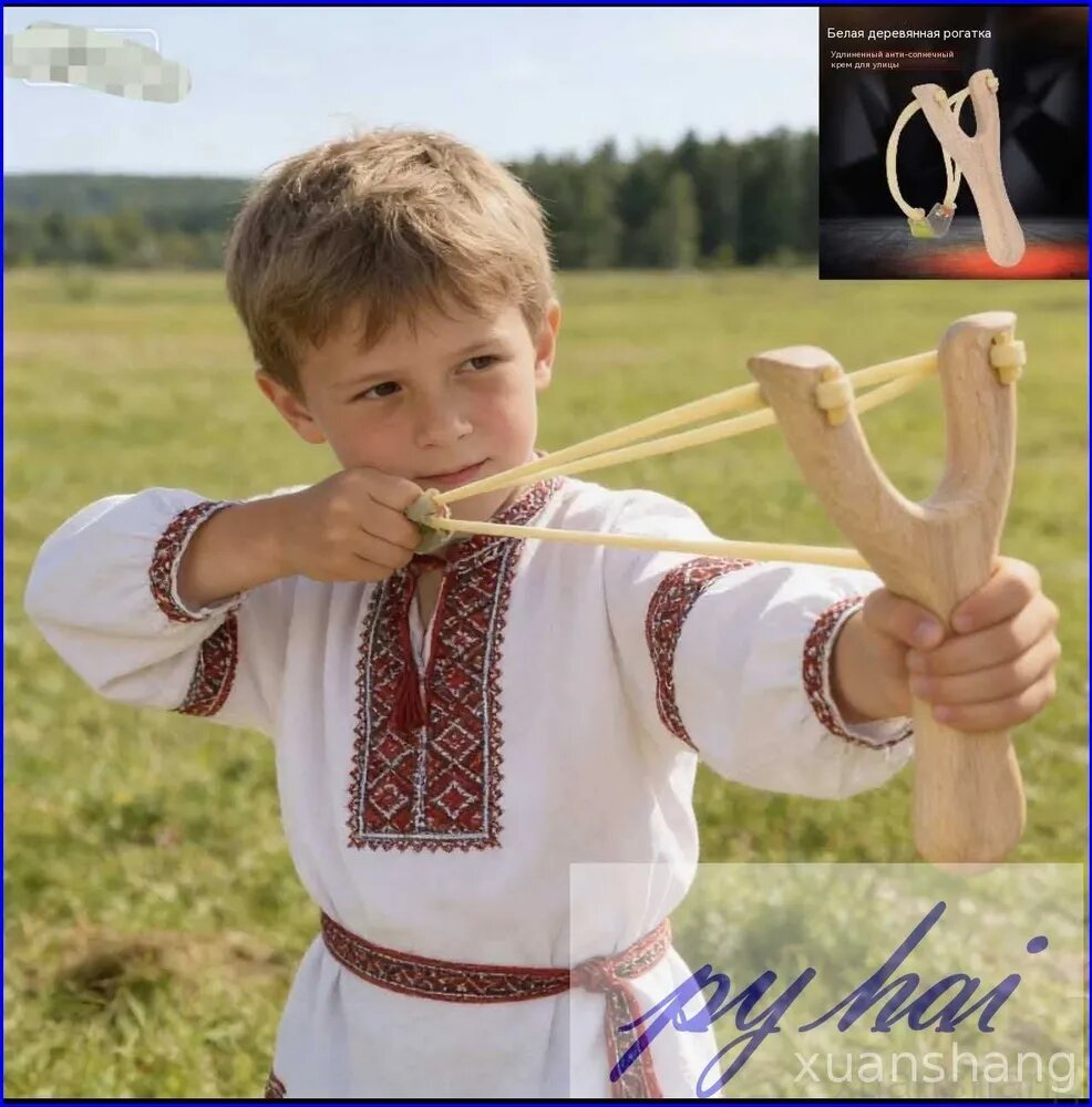 Эксклюзивный, изготовленный из массива дерева, рогатка для стрельбы шариками преподносится детям в качестве подарка.