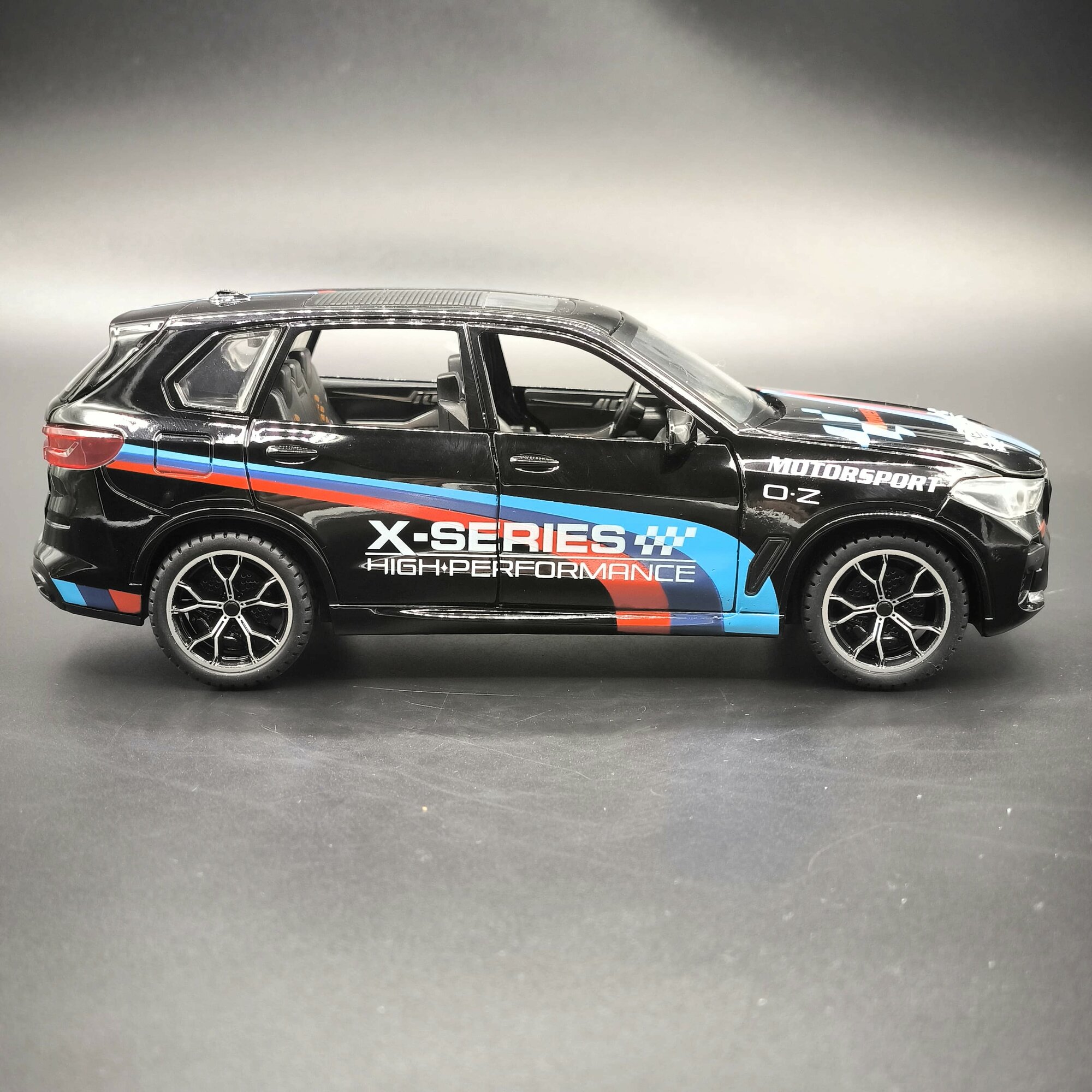 Металлическая модель автомобиля BMW X5M с световыми и звуковыми эффектами. 1:24