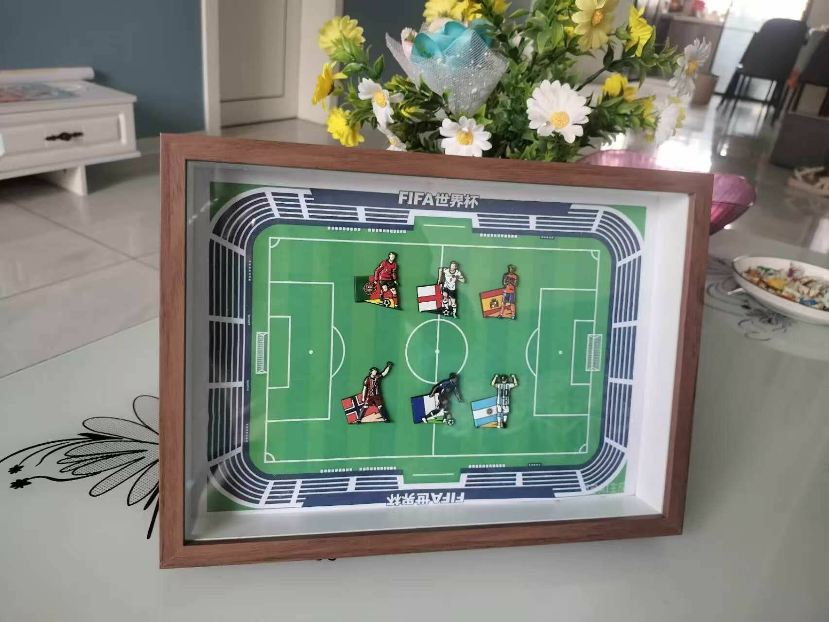 Рамка для хранения фотографий и значок Чемпионата мира по футболу FIFA