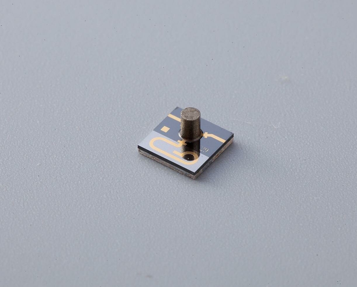 18.2 GHz to 21.2 GHz, 0.8 dB Insertion Loss, 17 dB Isolation, GWB Micro-strip Series Isolator-WG2002A