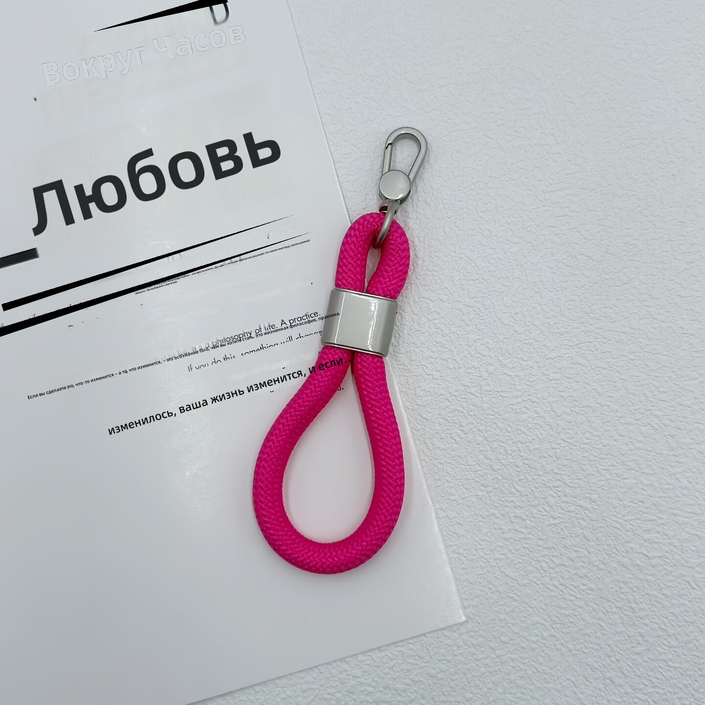 Шнурок для телефона с металлическим мини-карабином, короткий плетеный ремешок на запястье 7 мм, регулируемая пряжка, универсальный зажим, подвеска, 1 шт, цвет розовый