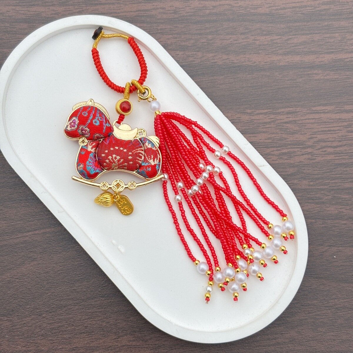 Ключевая цепочка с красной шелковой узором золота и жемчужными кистями, 2026 год Дракона, ручная работа