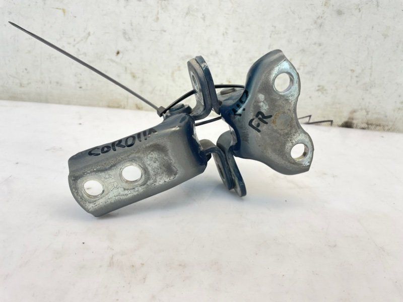 Кронштейн двери toyota corolla 2006 6871012151 ZRE151L 1ZRFE, передний правый (с пробегом)