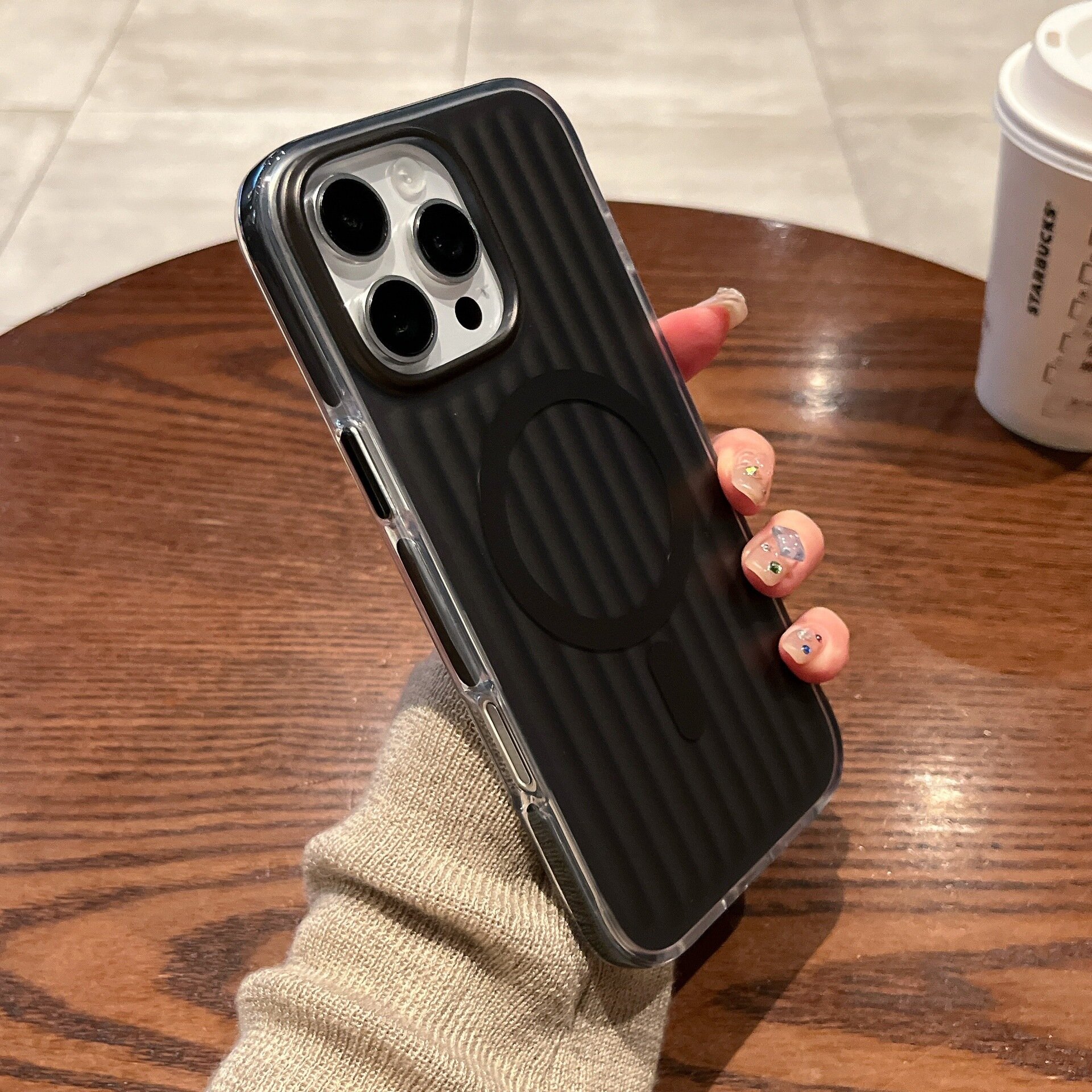 Черный магнитный чехол для iPhone 15 с блестящей металлической задней панелью, простой элегантный стиль