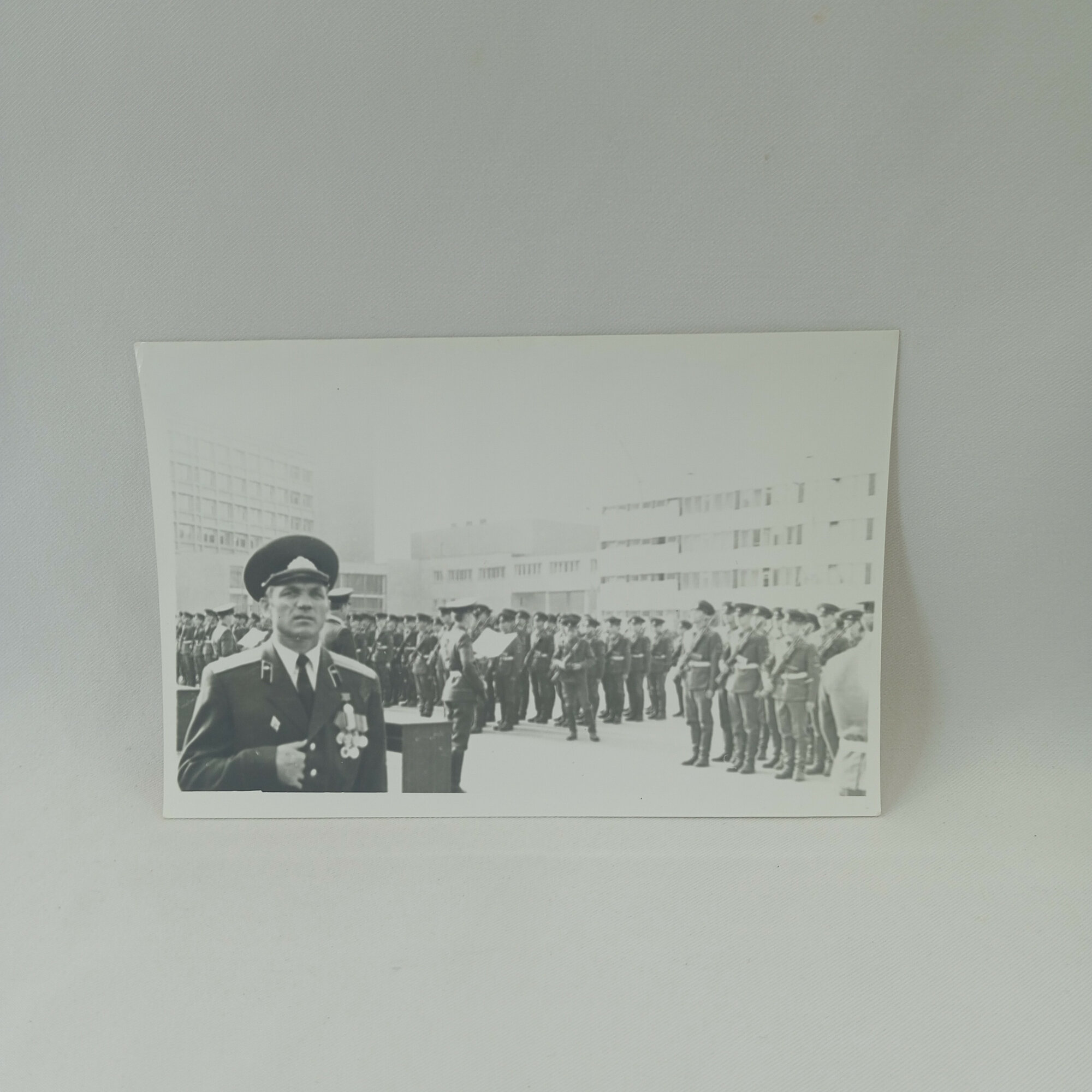 Фотография винтажная, СССР. Черно белый снимок с военным парадом и офицером в форме