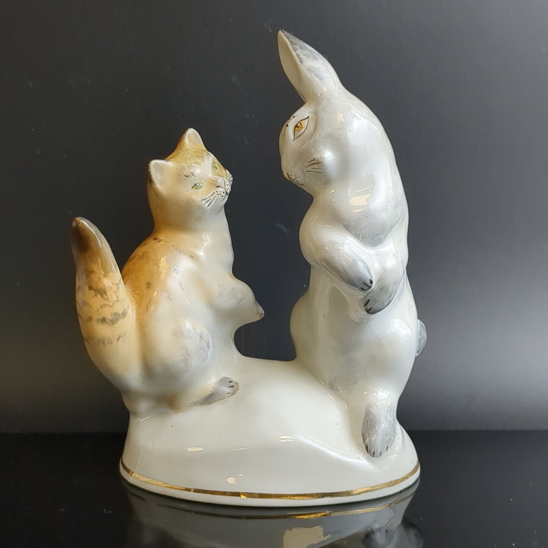 Статуэтка «Кот и заяц». Рижская фарфоровая фабрика. Фарфор, роспись. 1950-е г. Автор Лиза Дзегузе