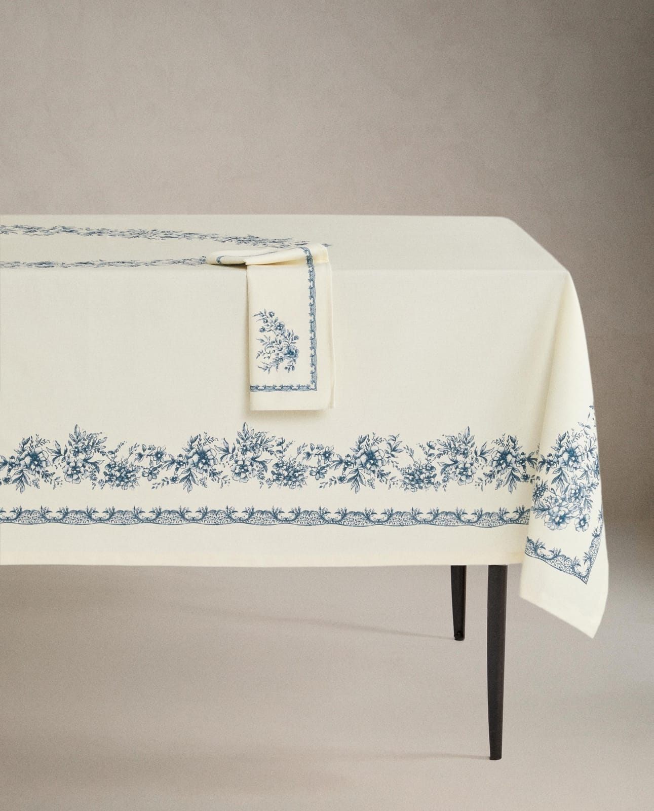 Скатерть ZARA HOME сатиновая с цветочным принтом, синий, 150 x 250 см 2292/021/400-63