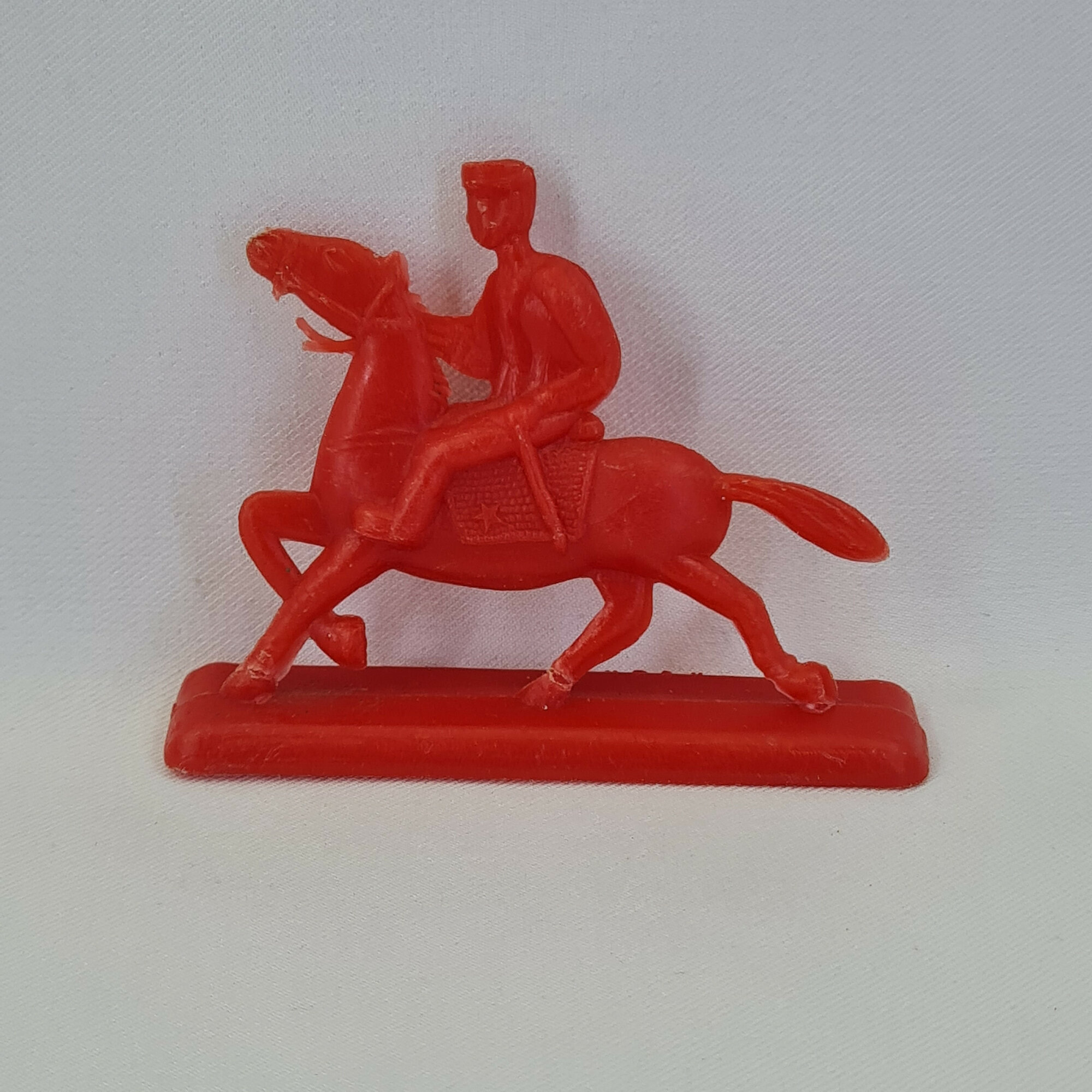 Фигурка всадника винтажная, СССР. Красный всадник на лошади с основанием