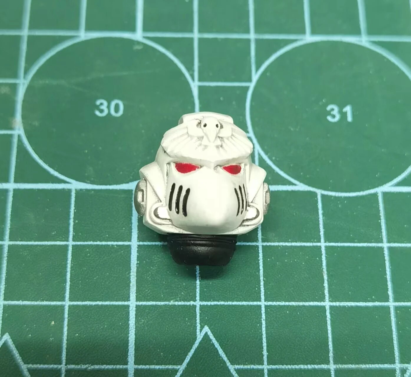 Фигурка JOYTOY Warhammer 40K 1/18 Мастер-капитан Гвардии Равен Кайван Шрайк Белый, Toy Accessory 9