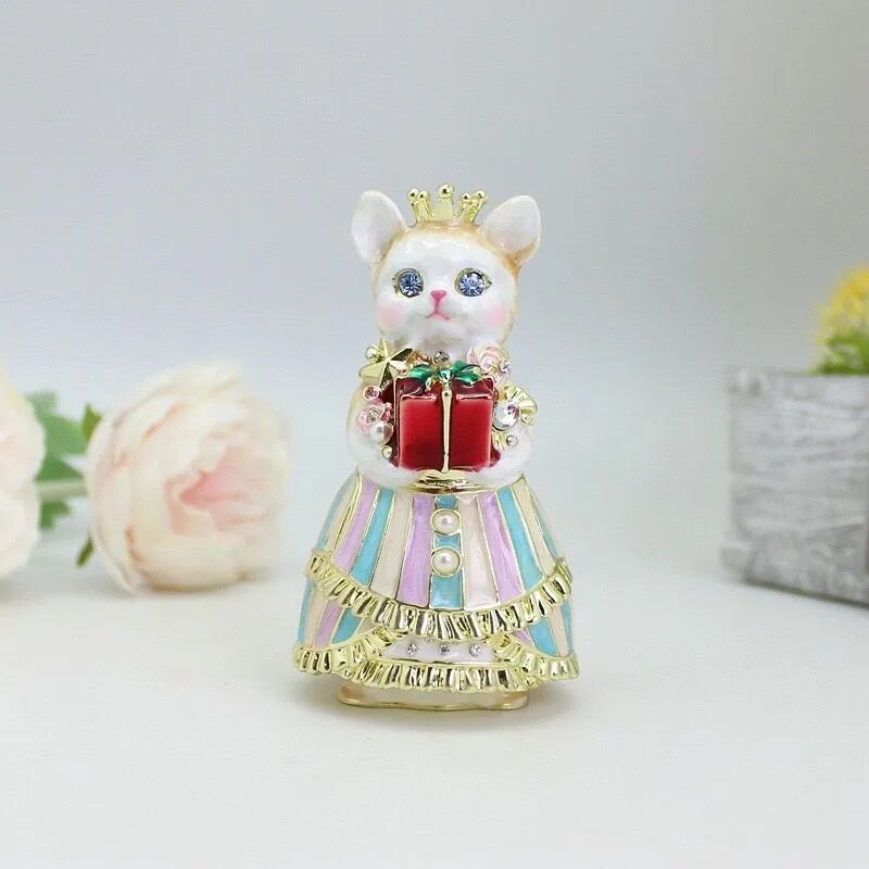 Шкатулка-декор "Кот с подарочной коробкой" для украшений, эмалевая, розовая, ручная работа, 5x5x8.9 см, интерьерный декор, подарок