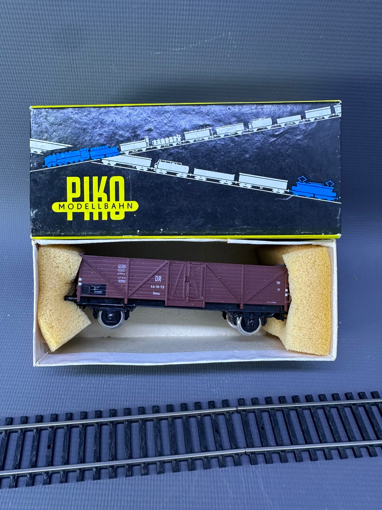 Модель железнодорожного грузового вагона коричневый 44-18 73 Piko GDR 1:87/1.65mm ГДР