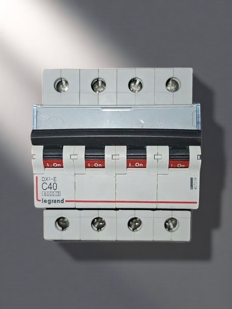 Автоматический выключатель Legrand DX3-E C40 4П 6kA 407309