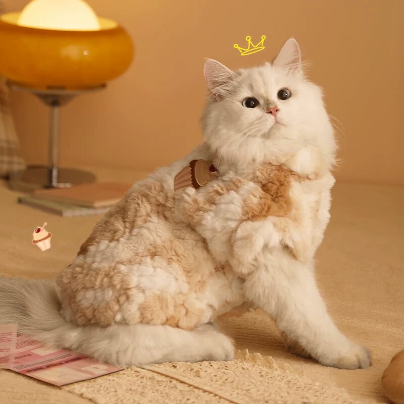 Кошачий свитер с тиснением из флиса в бежевом, размер XS для котят (2-4 кг) — мягкая зимняя одежда для питомцев